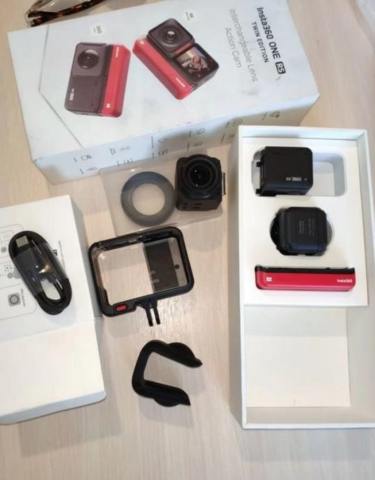 Insta360 ONE RS z diagonalo 1 palec