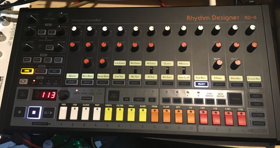 Behringer RD-8 (Roland TR-808), analogna ritem mašina
