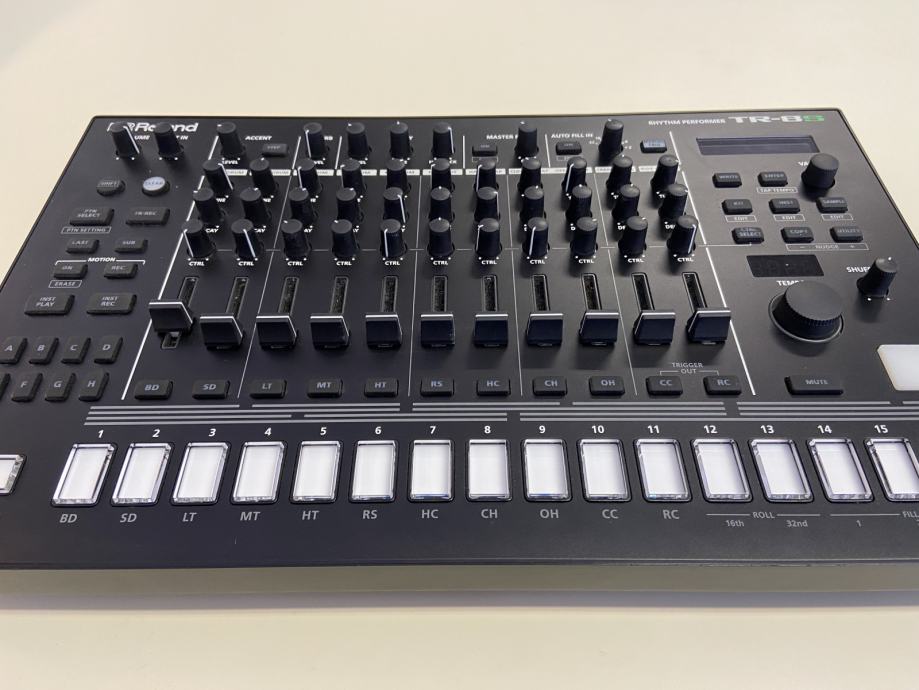 Roland TR-8S drum beat machine
