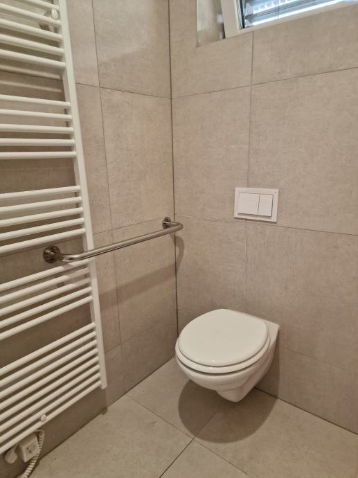 Držalo za invalide, gibalno ovirane