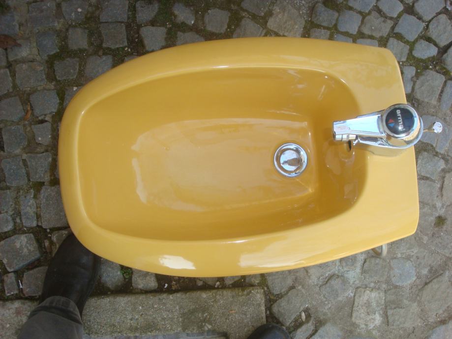 KOPALNIŠKI KOMPLET WC,BIDE, UMIVALNIK V RUMENO OKER BARVI