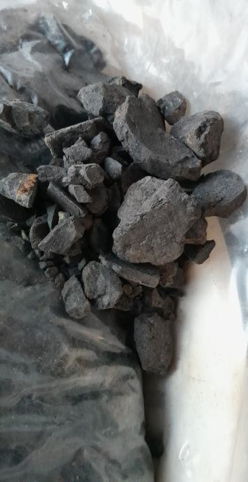 Črni premog v vrečah po 20 kg.