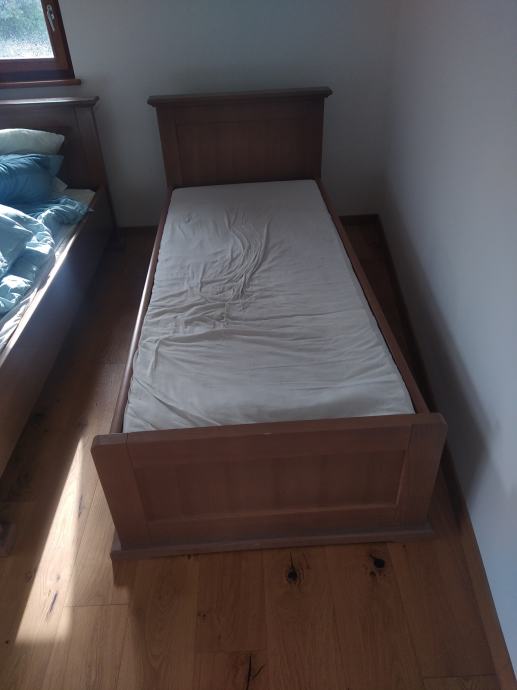 Lesena postelja brez jogija