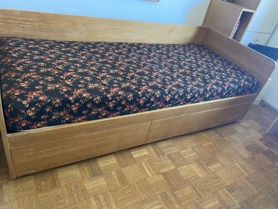 Otroški leseni postelji s predalniki