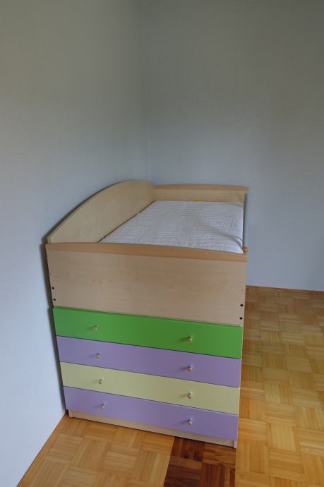 Postelja 190 x 90, pod posteljo je omara