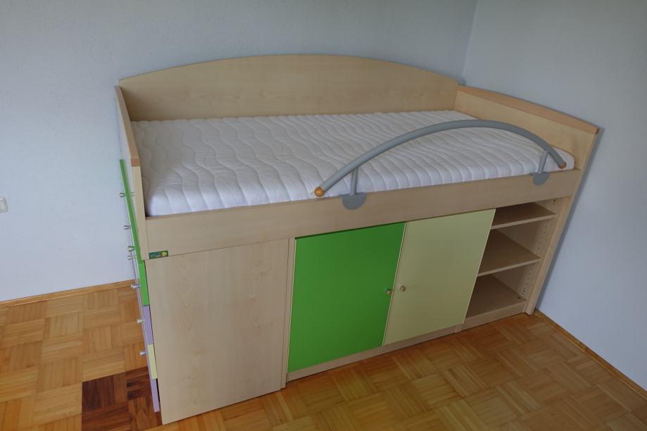 Postelja 190 x 90, pod posteljo je omara