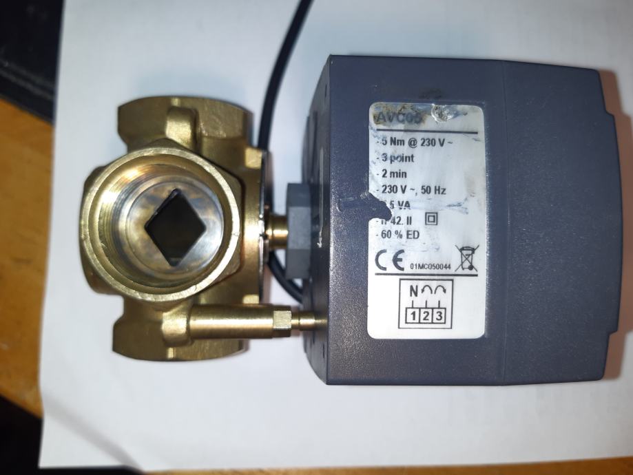 Motorni pogon Seltron Promix AVC05 s štiripotnim mešalnim ventilom 1