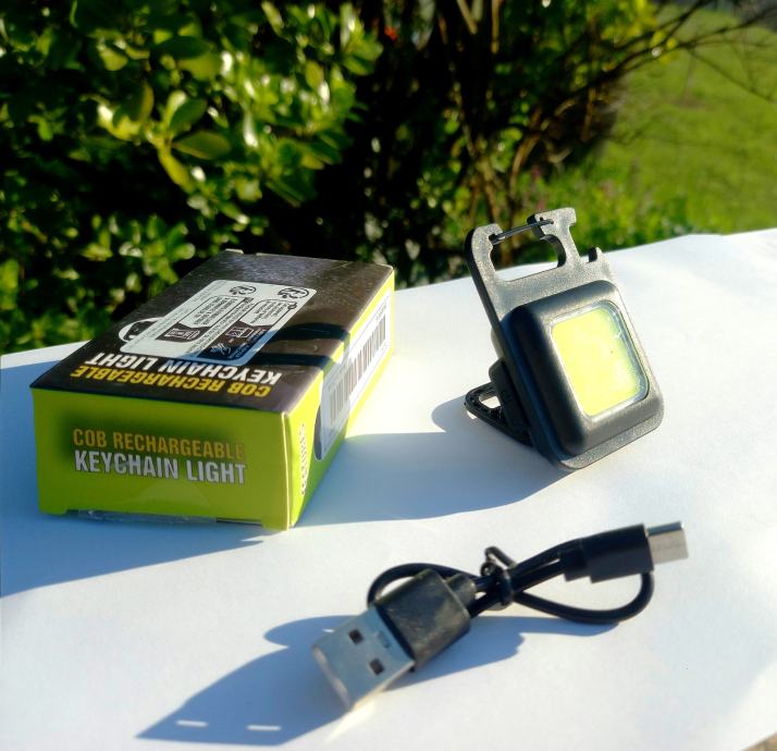 Močna LED svetilka – z magnetom, USB-C polnjenje