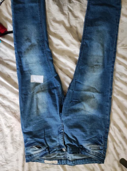 Več vrst ženskih oblačil skupaj/posamično