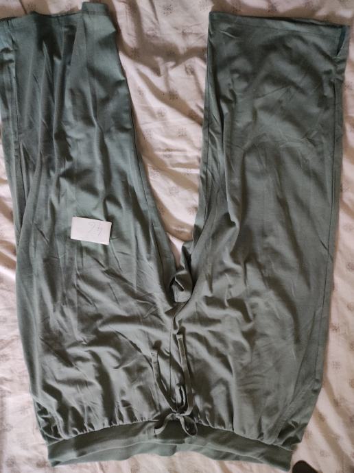 Več vrst ženskih oblačil skupaj/posamično