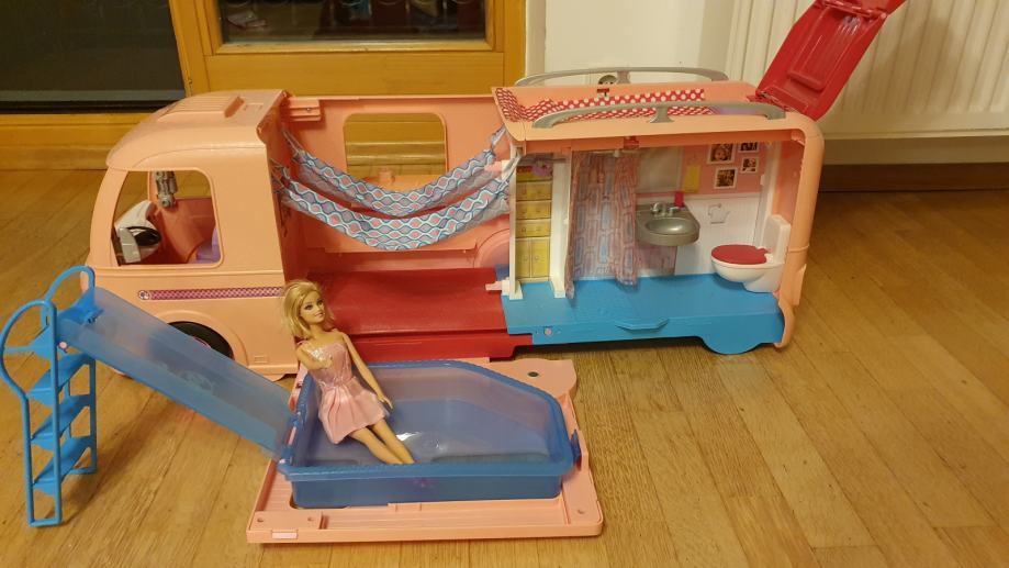Barbie avtodom + 3 lutke (Barbie, Ken, otrok)