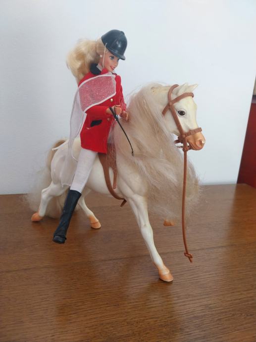 Barbie konj s sedlom in barbie jahačica