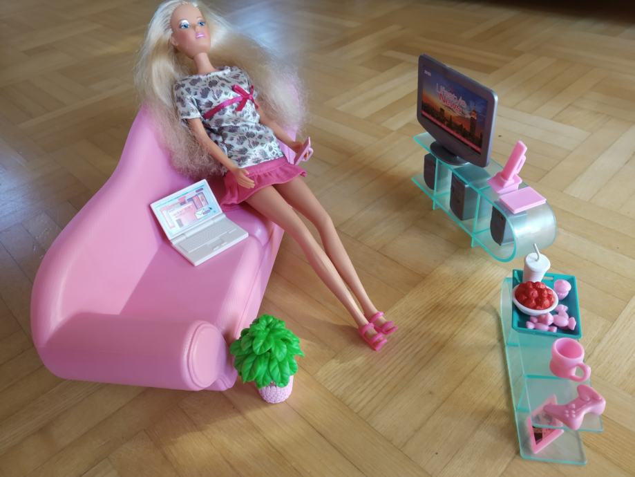 Barbie punčka z dnevno sobo