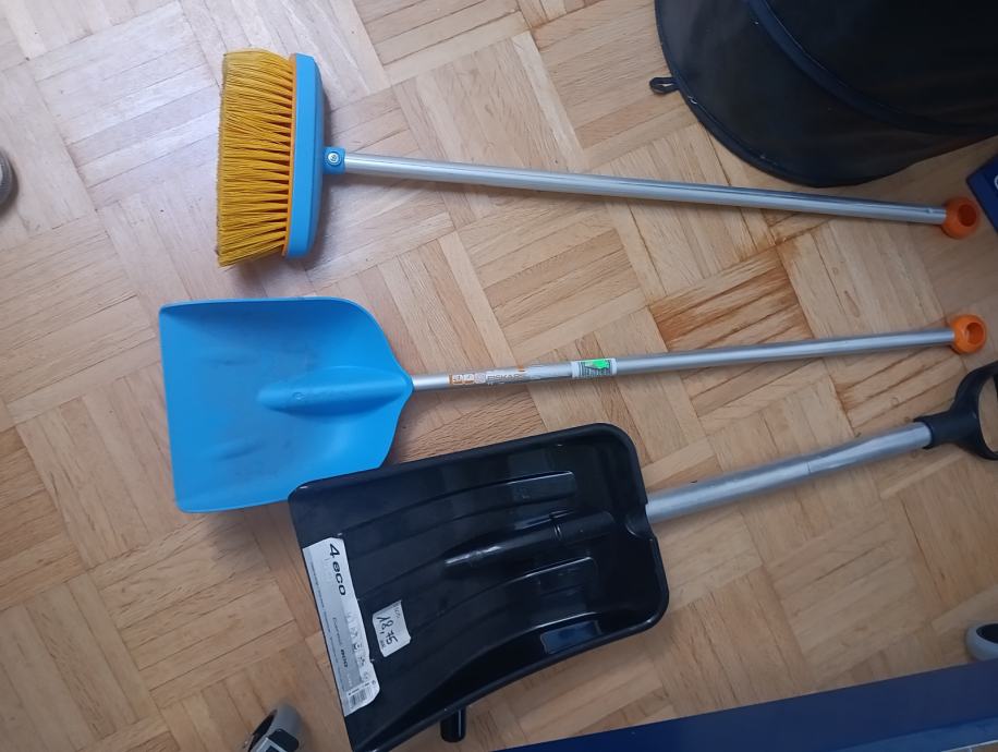Igrača metla, lopata za zemljo, za sneg. Prodam v kompletu