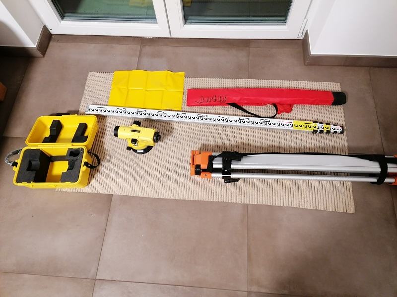 Optični nivelir Runner 24 Leica s stojalom in opremo