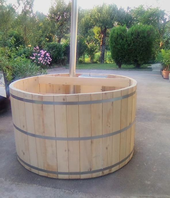 Vroca kad, hot tub s pecjo na drva