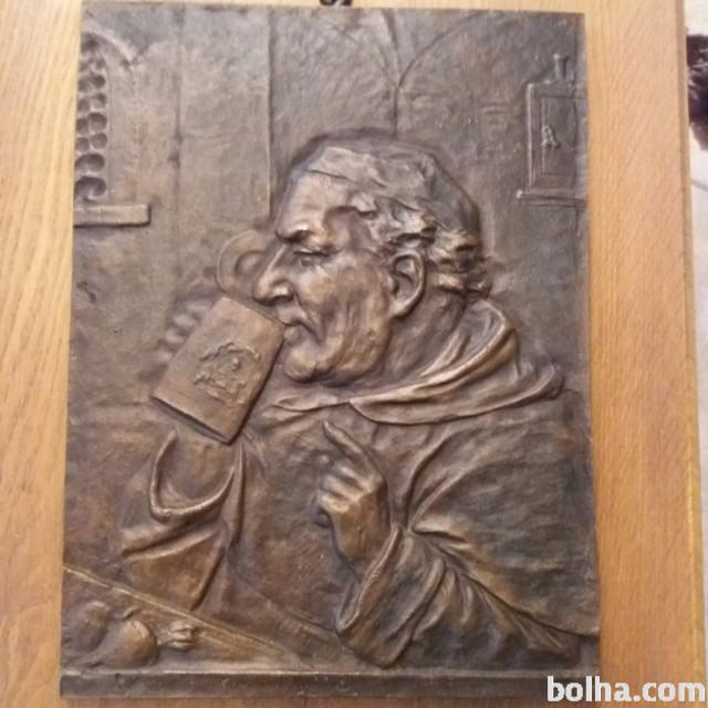 Bronasti kapuciner s pivom