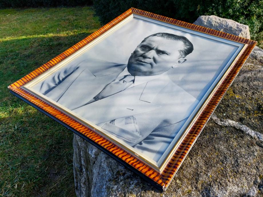 Stara slika portret Josipa Broza Tita v okvirju iz leta okrog 1960