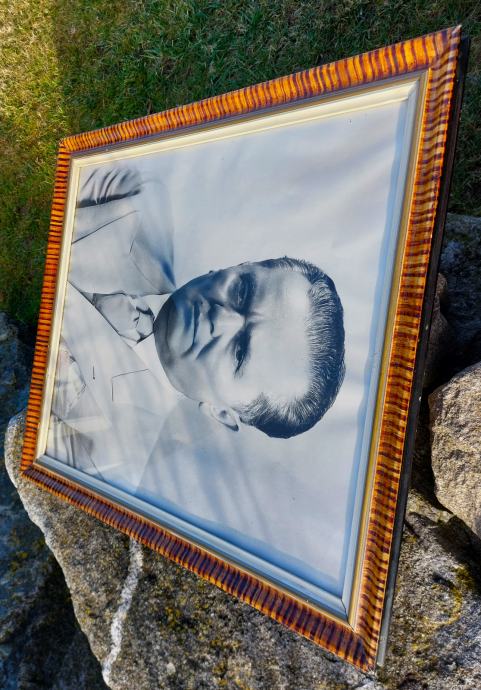 Stara slika portret Josipa Broza Tita v okvirju iz leta okrog 1960
