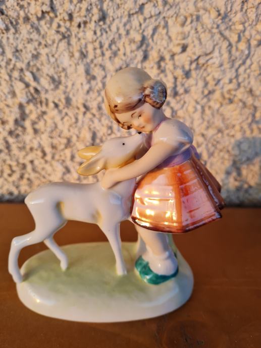 Figura iz porcelana, deklica in srna