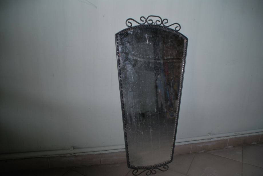 Lep starinski kovinski okvir za ogledalo 82 X 40 cm.