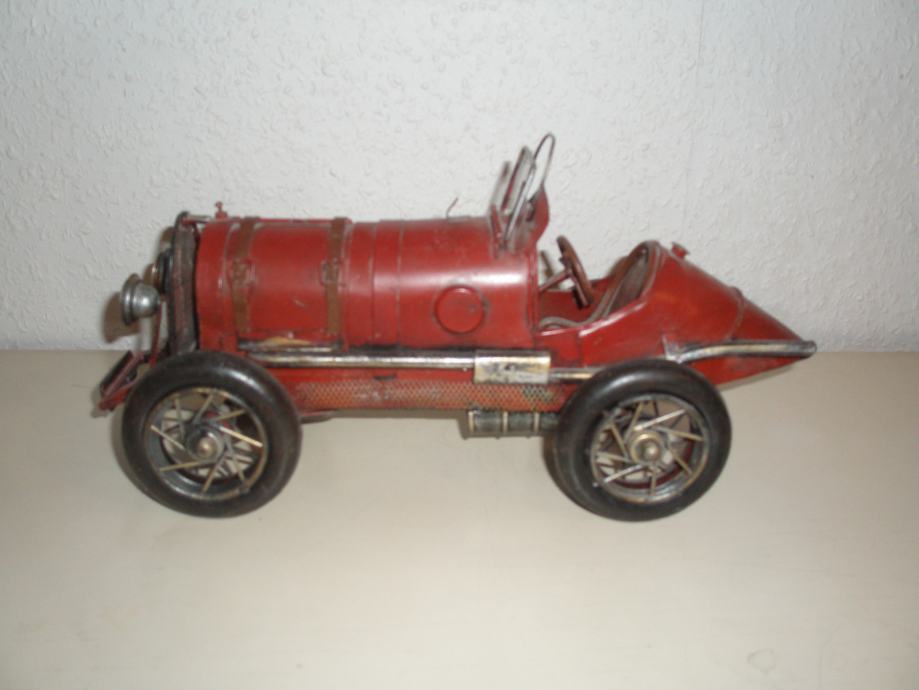 MODEL STARINSKEGA AVTOMOBILA