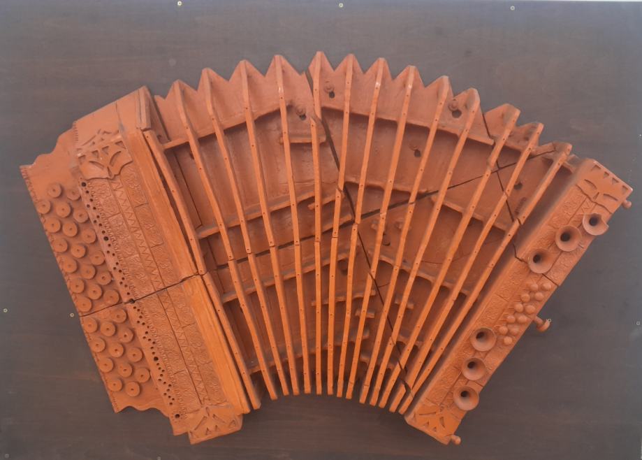 Okrasna harmonika iz gline