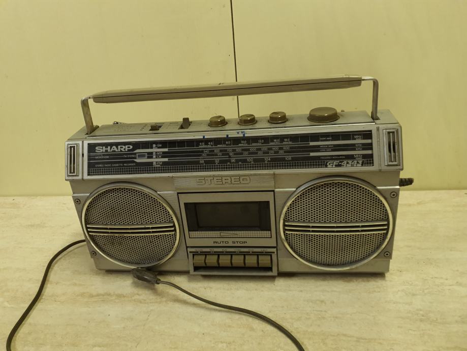 Radio in kasetofon - Sharp - delujoč