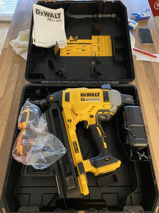 Dewalt akumulatorski žebljičar DCN890p2