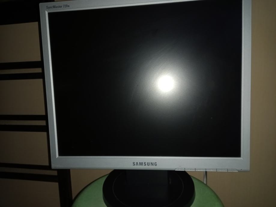 PRODAM MONITOR LETNIK 2007 SAMSUNG DOBRO OHRANJEN