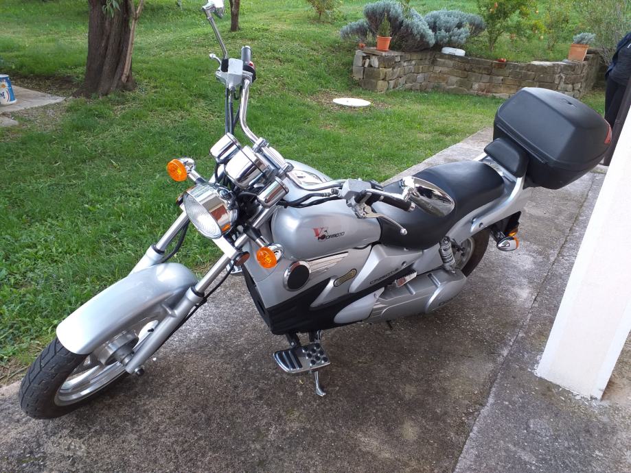 CFmoto V5 250 244 cm3, 2009 l.
