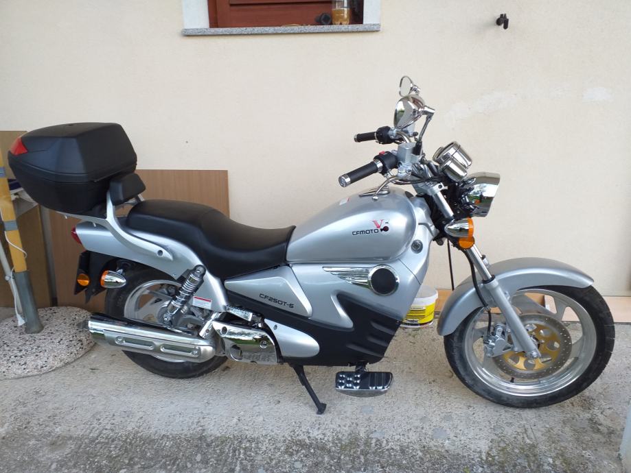 CFmoto V5 250 244 cm3, 2009 l.