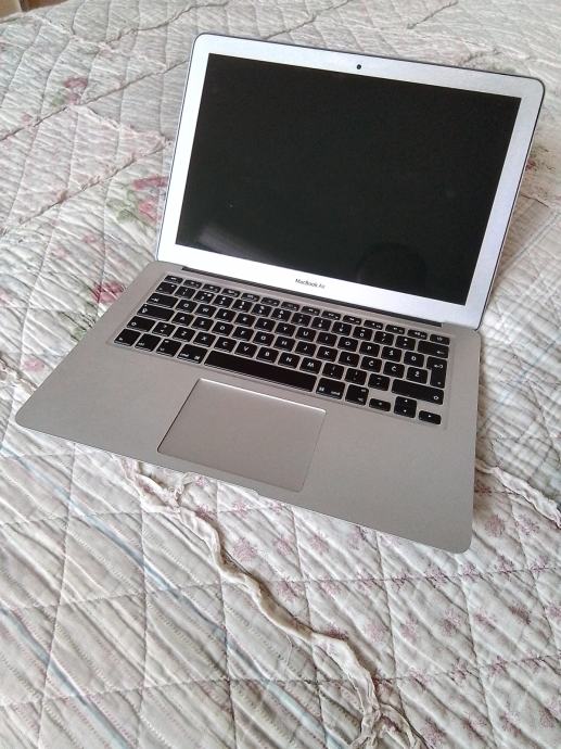 MacBook Air 251 GB HD/8GB RAM/ekran 13,3/i5/Office 2016