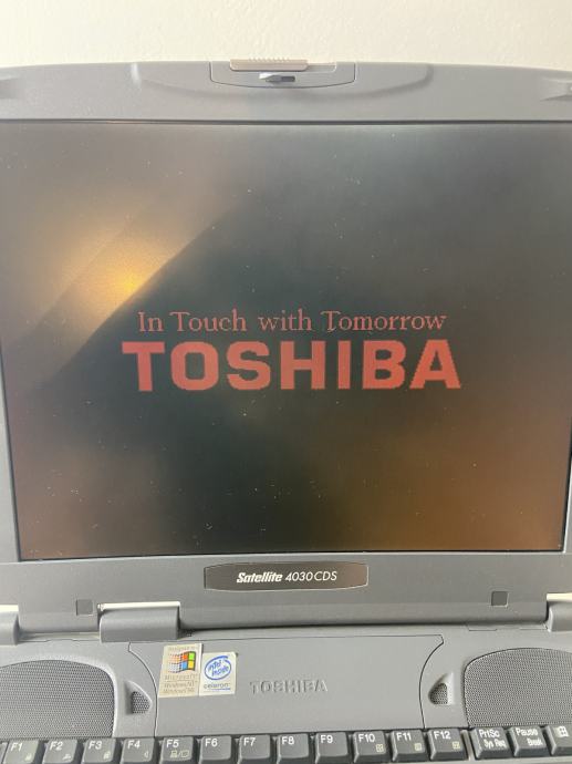 Toshiba Satellite Laptop S4030CDS Delujoč!