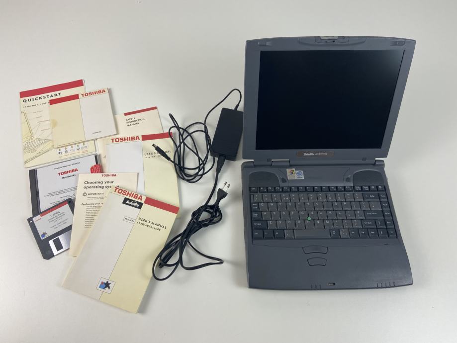 Toshiba Satellite Laptop S4030CDS Delujoč!