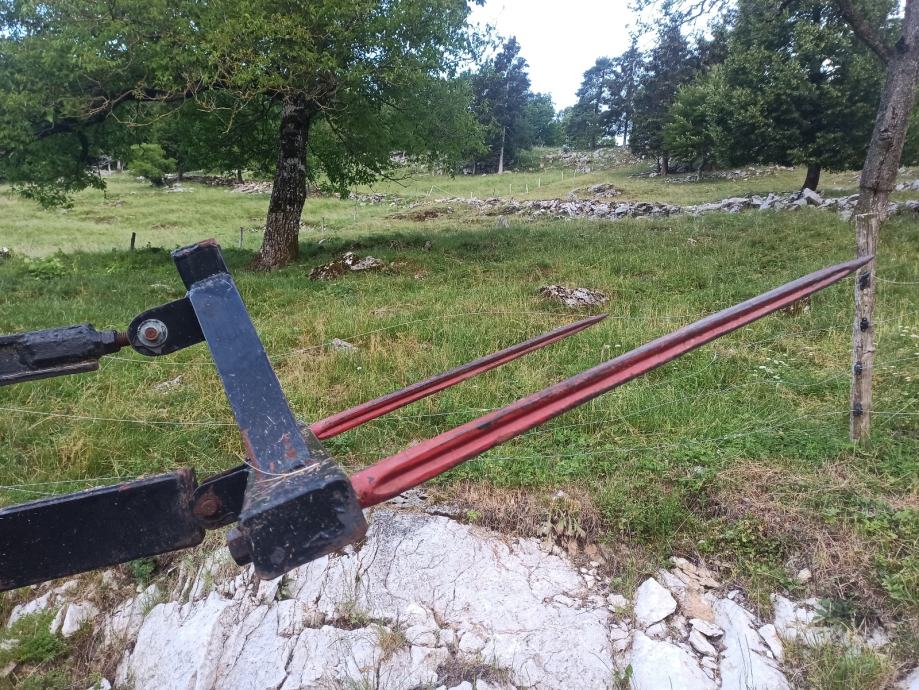 Dvižni drog za bale