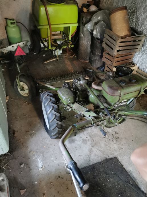 Kmetijska mehanizacija (nakladalka, puhalnik, kosilnica, plug, traktor