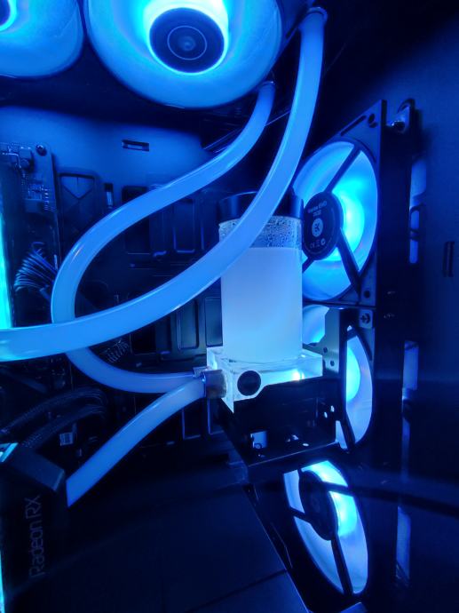 Namizni računalnik - Custom build desktop PC with EK watter loop