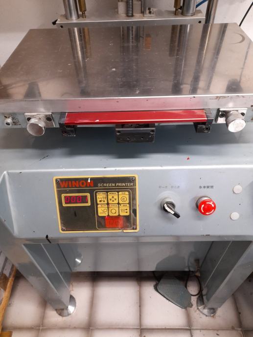 Polavtomatski sitotisk stroj z vakumsko mizo