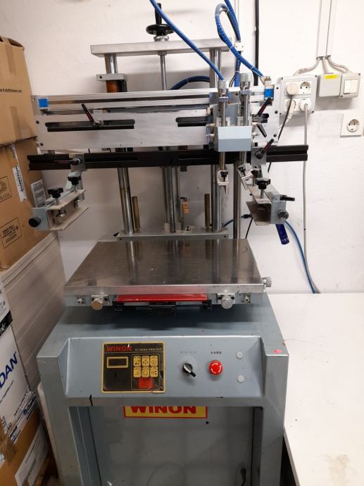 Polavtomatski sitotisk stroj z vakumsko mizo