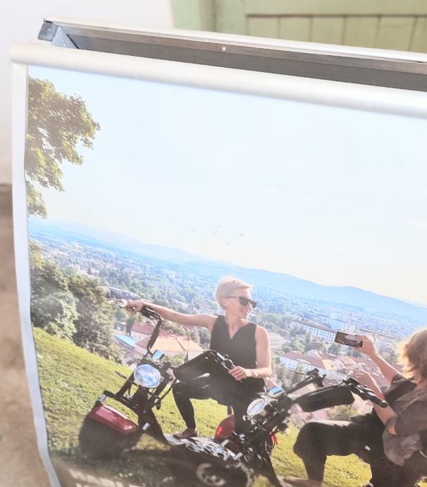 Oglasni pano ulična samostoječa dvostranska promocijska tabla