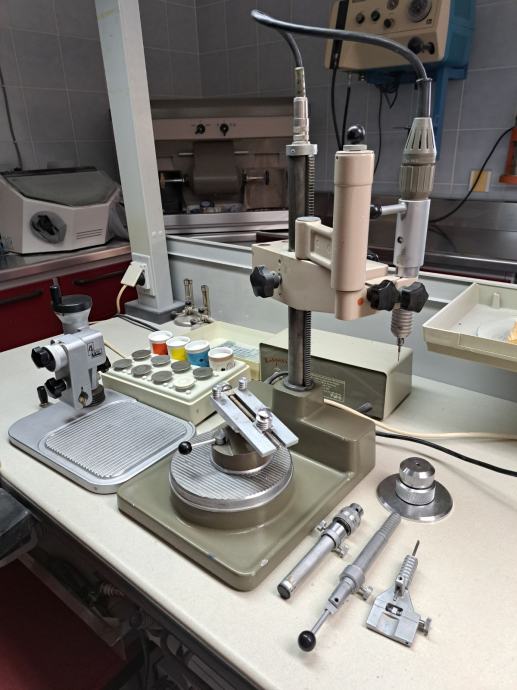Oprema za zobotehnični laboratorij