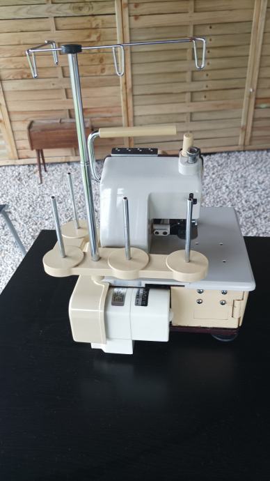 Šivalni stroj Overlock Calanda