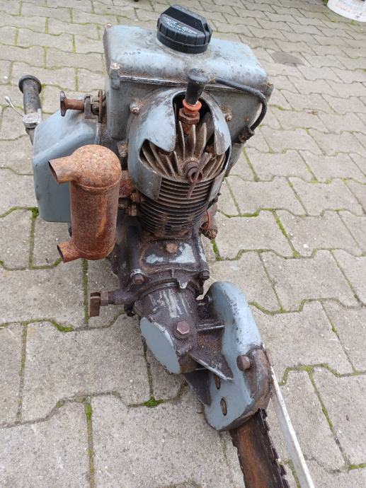 Stihl KS 43. , motorna žaga za dve osebi.
