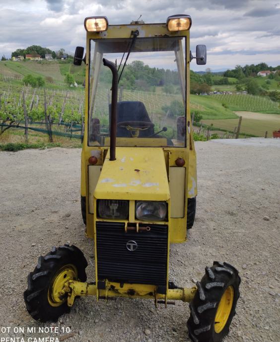 Mali komunalni traktor