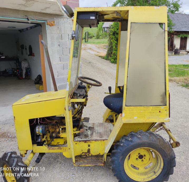 Mali komunalni traktor