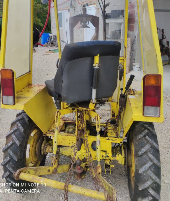 Mali komunalni traktor