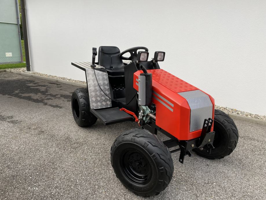 Mini traktor