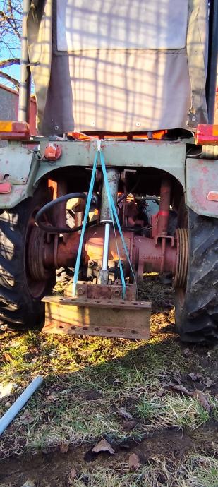 prodam traktor