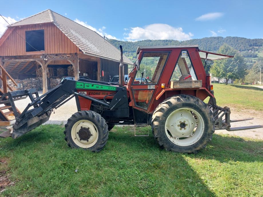 Traktor Štore 504 s čelnim nakladačem